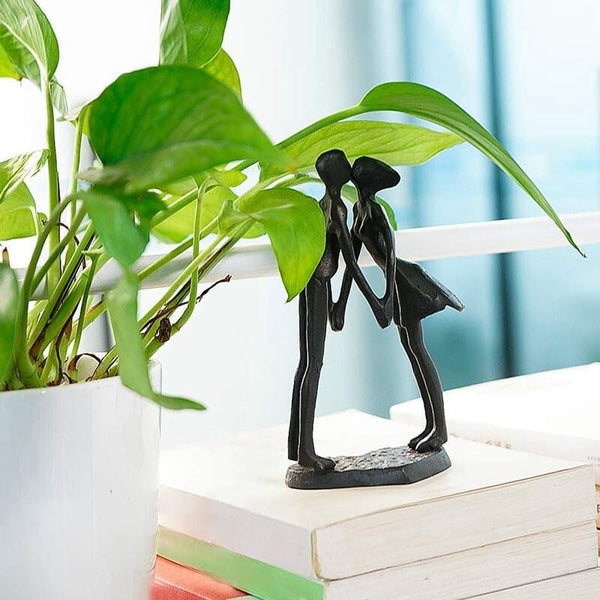 Kissing statue couple gift | My Couple Goal